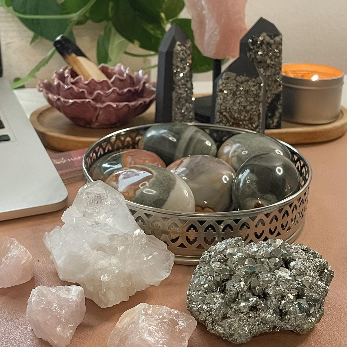 5 Crystals that cannot be missing in your office – HAPPYFOX - Spletna ...